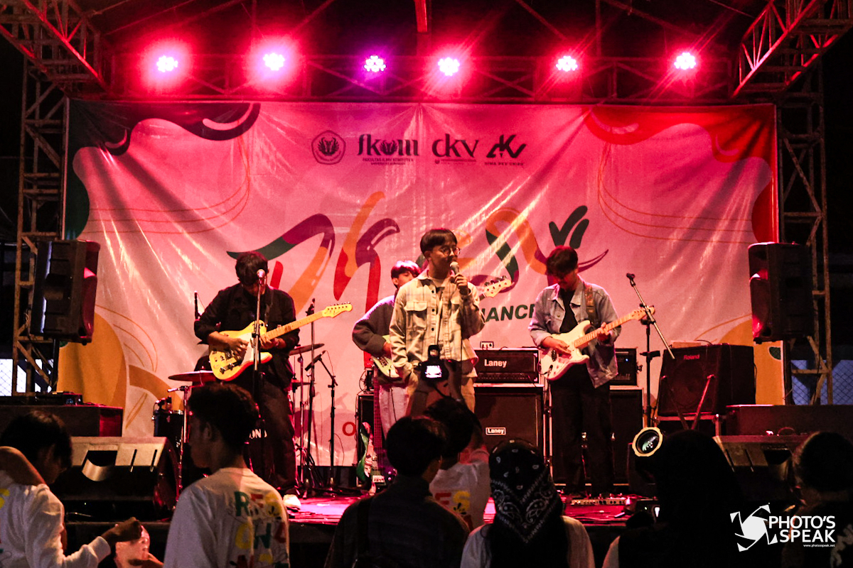 Penampilan Band Vurther di Dkvest - Photo's Speak